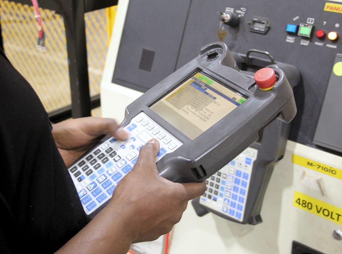 Training Your Team: Learning about Teach Pendant… | Robots.com