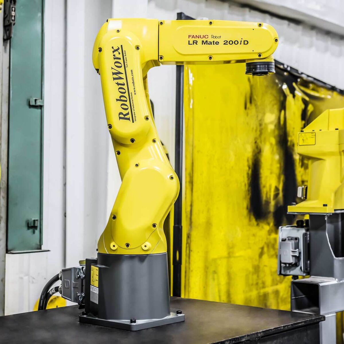 Fanuc LR Mate 200iD w/ R-30iB Mate Controller Robot | Robots.com