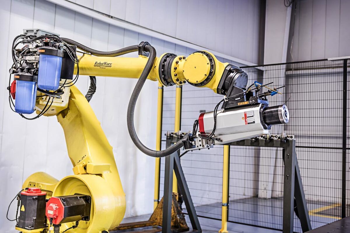 Fanuc R-2000iA/125L Robot | Robots.com