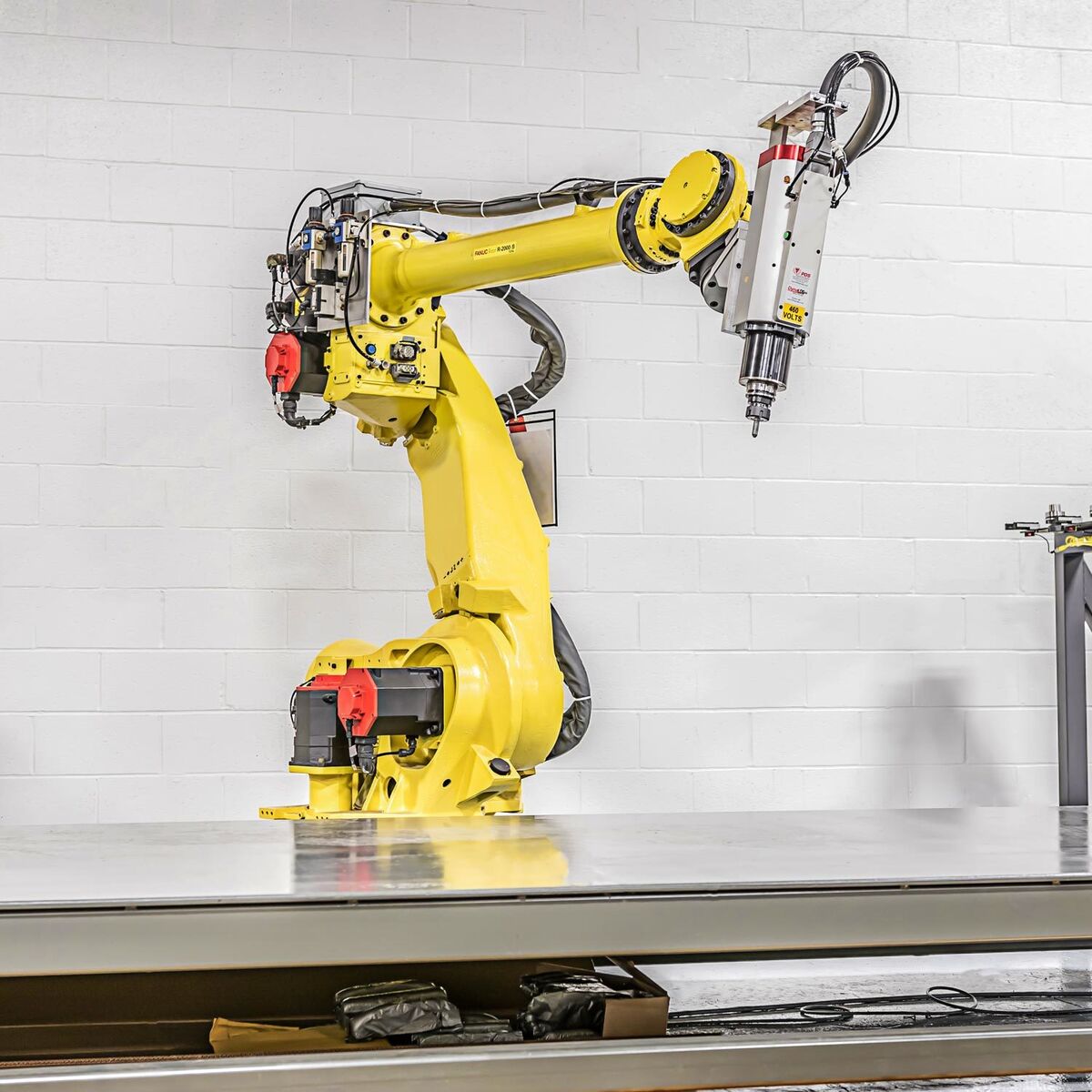 Fanuc R-2000iB/125L Robot Robot | Robots.com