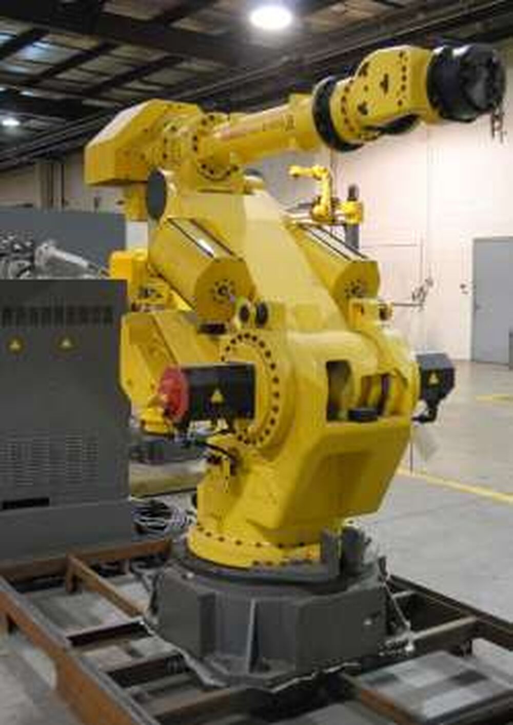 Fanuc S-900iB Robot | Robots.com